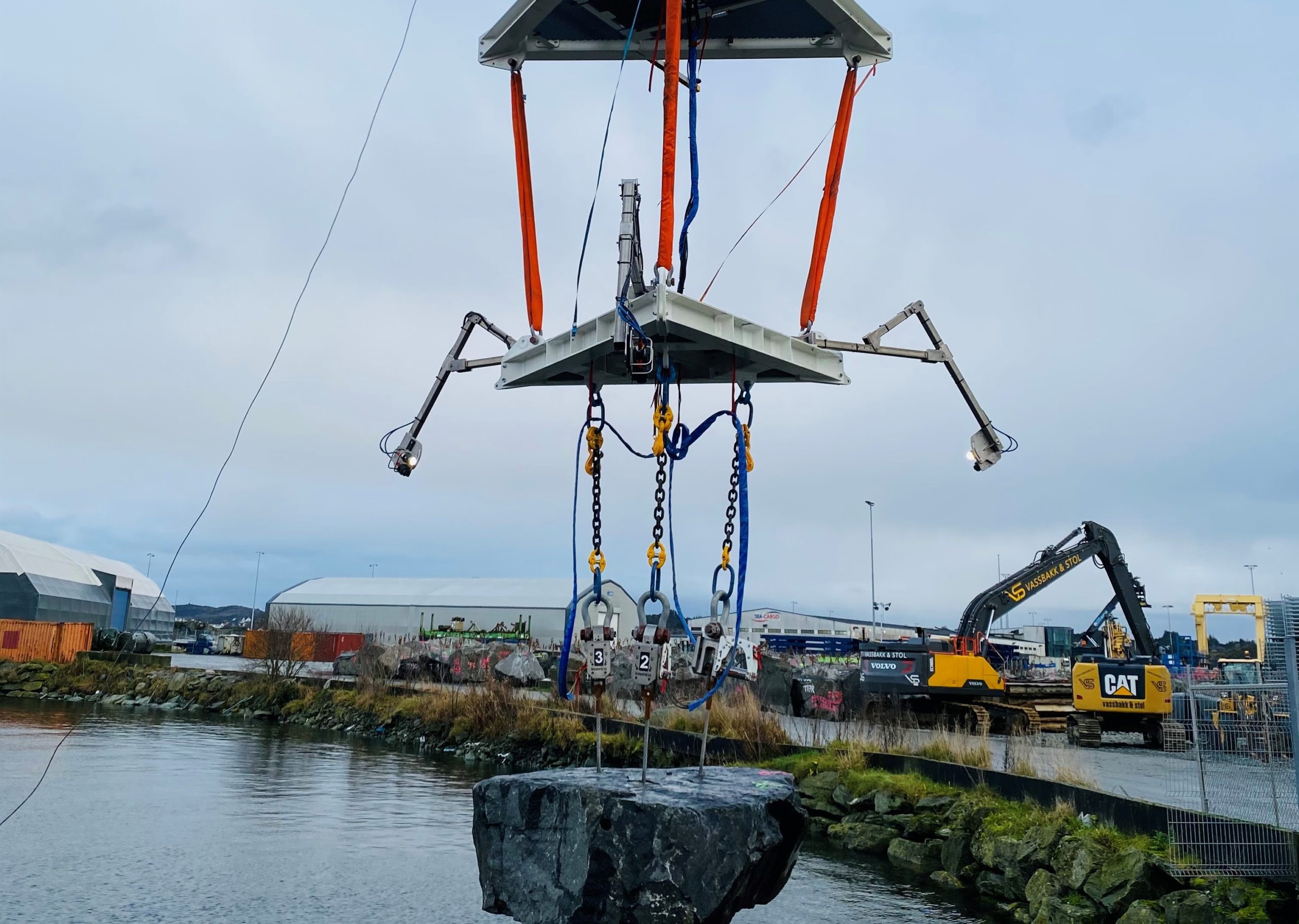 Hydraulic shackle lifting arrangement - Imenco do Brasil